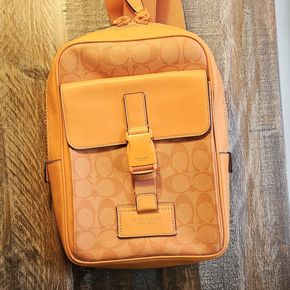 Coach Track Pack In Signature Canvas - Gem